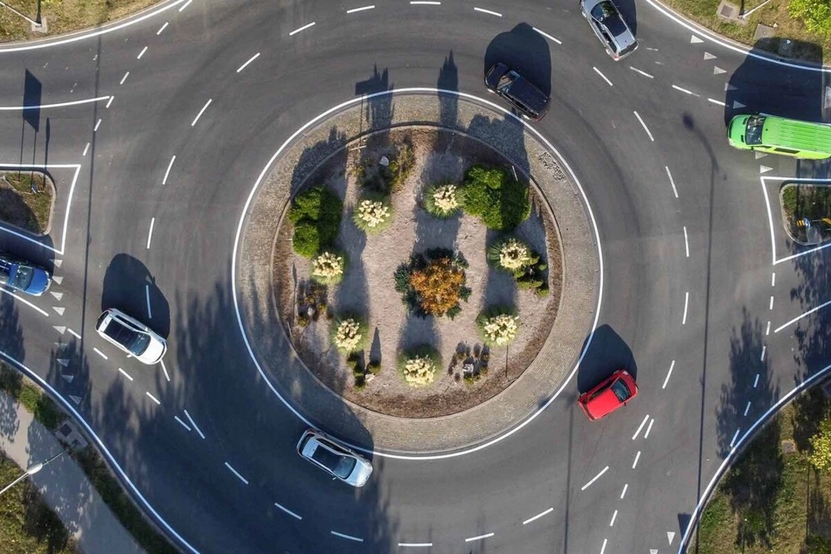 حق تقدم در میدان با کدام خودرو است؟ راهنمای عملی برای رانندگان - پدال