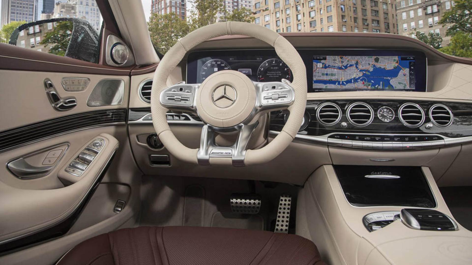 سیاه و سفیدِ مرسدس AMG S65 مدل 2018 - پدال