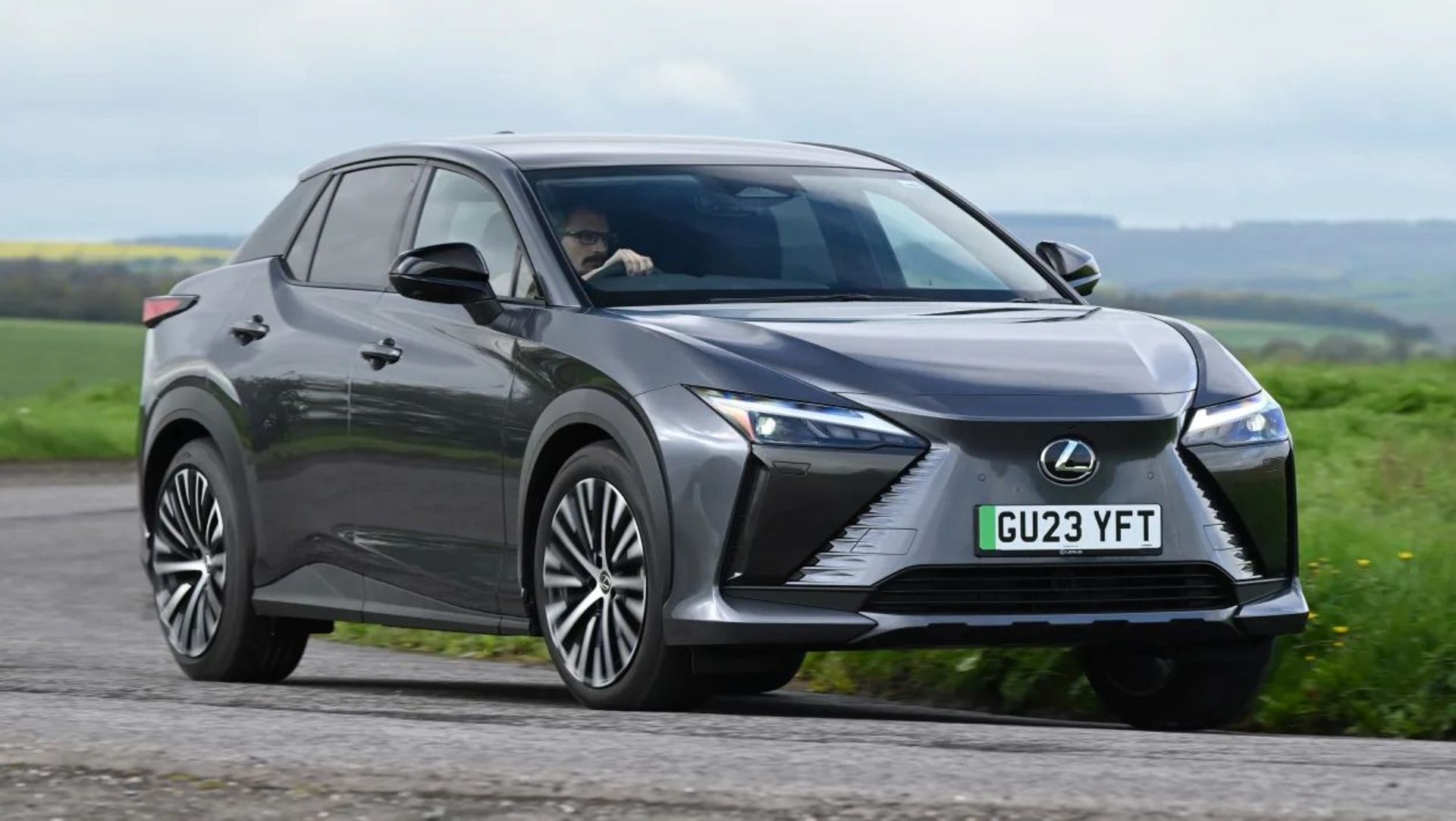 نبرد RZ و مدل Y، آیا لکسوس به پادشاهی تسلا پایان خواهد داد؟ - پدال