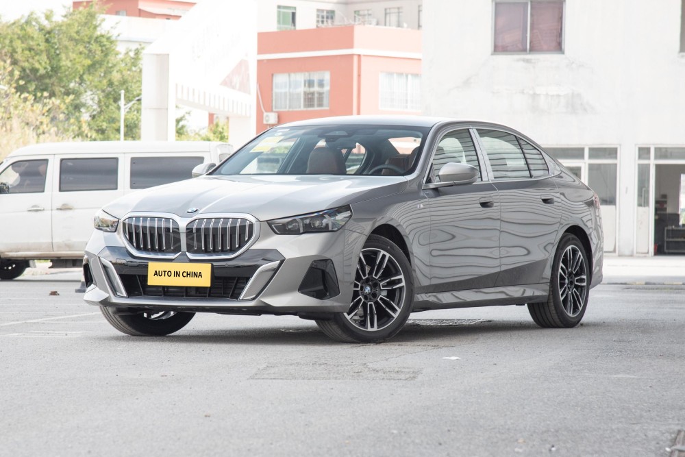 بی ام و 525Li وارداتی پرشیا خودرو؛ قیمت و مشخصات سدان لوکس آلمانی - پدال